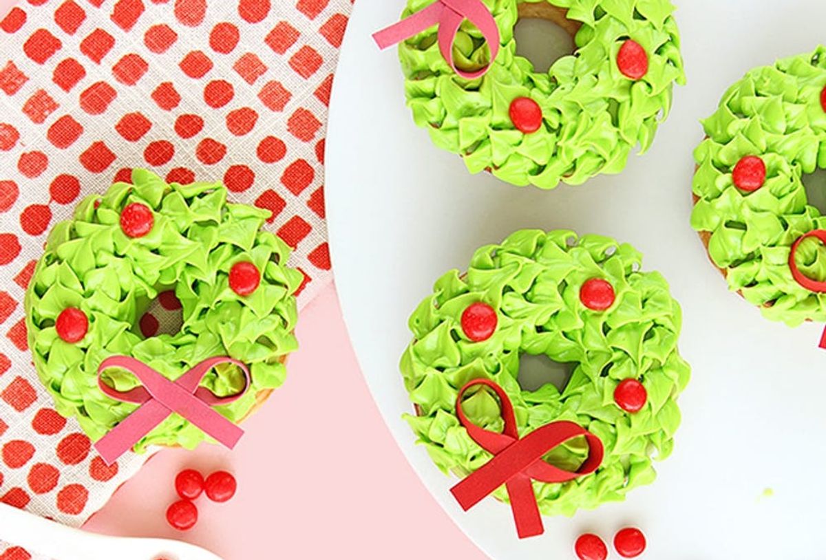 How to Make Wreath Donuts for Your Holiday Parties - Brit + Co