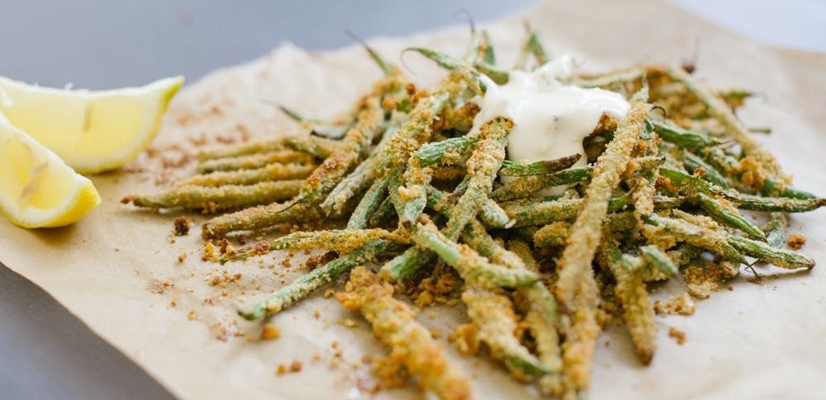 Healthy Hacks: Oven-Baked Green Bean Fries With Garlic Aioli - Brit + Co
