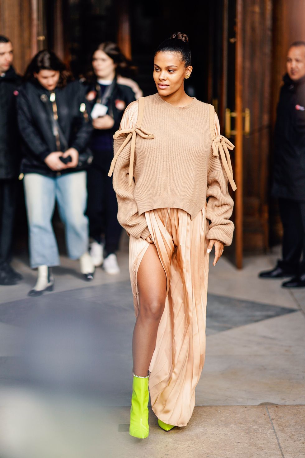 8 Chic Reasons to Rock Structured Sleeves Now! - Brit + Co