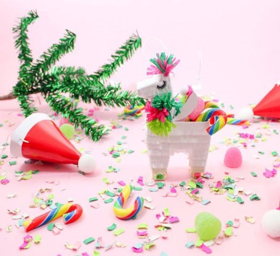 14 Adorably Festive Reasons Why Llamas Are the New Elves - Brit + Co