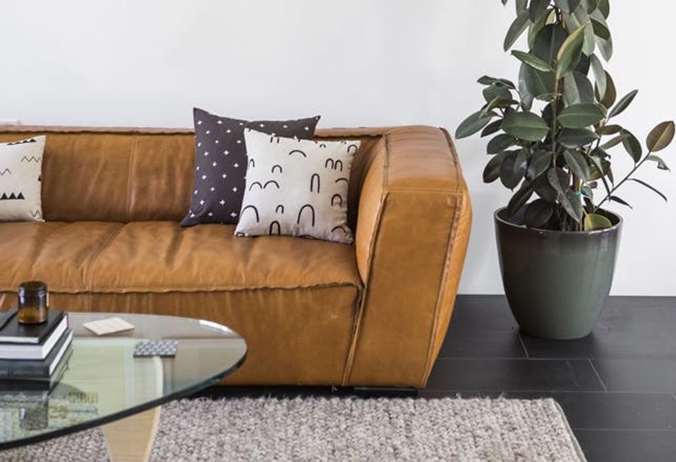 9 Ways to Rock the Leather Sofa Trend That’s Taking Over Instagram ...
